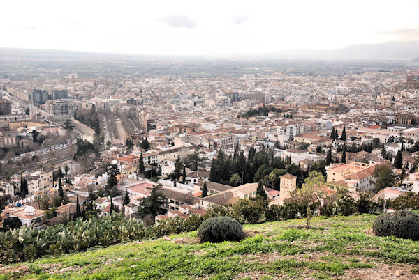 Granadan matkakuvat - Näkymä kukkulalta alas kaupunkiin | Napsu