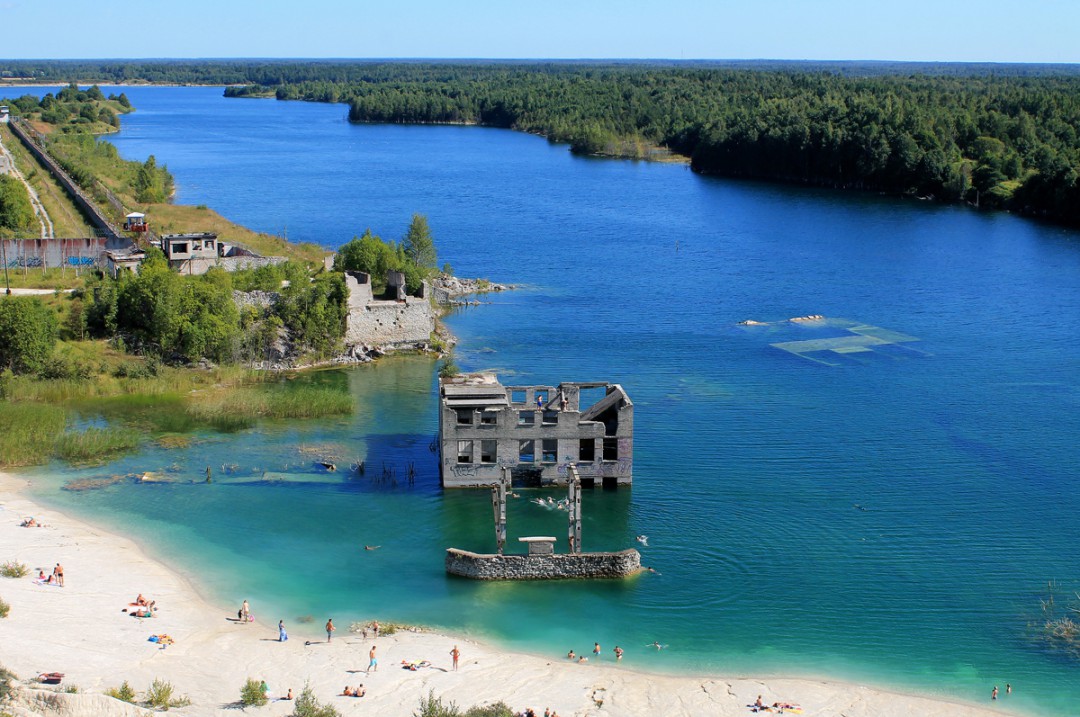 Virossa sijaitseva Rummun louhos on seikkailunhaluisten vierailukohde ...